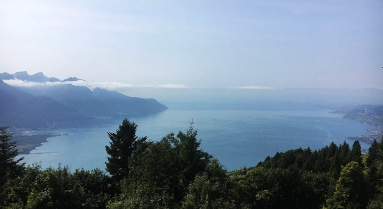 Passe-moi les jumelles! Balade au Pays-d'EnHaut : une vue spectaculaire ... Passe-moi les jumelles! Balade au Pays-d'EnHaut : une vue spectaculaire ...